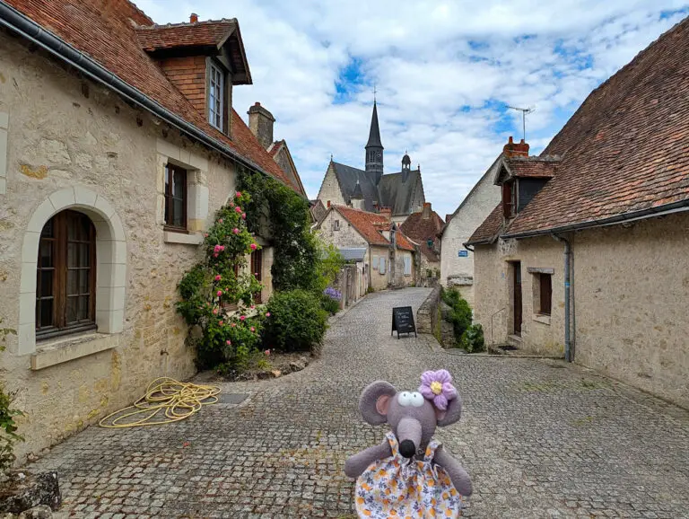 Visiter le château de Montrésor et l'un des plus beaux villages de ...