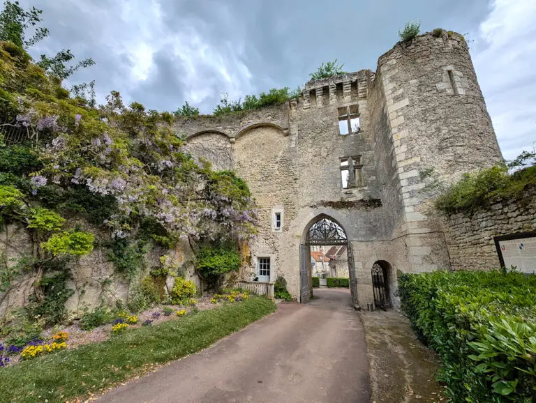 Visiter le château de Montrésor et l'un des plus beaux villages de ...